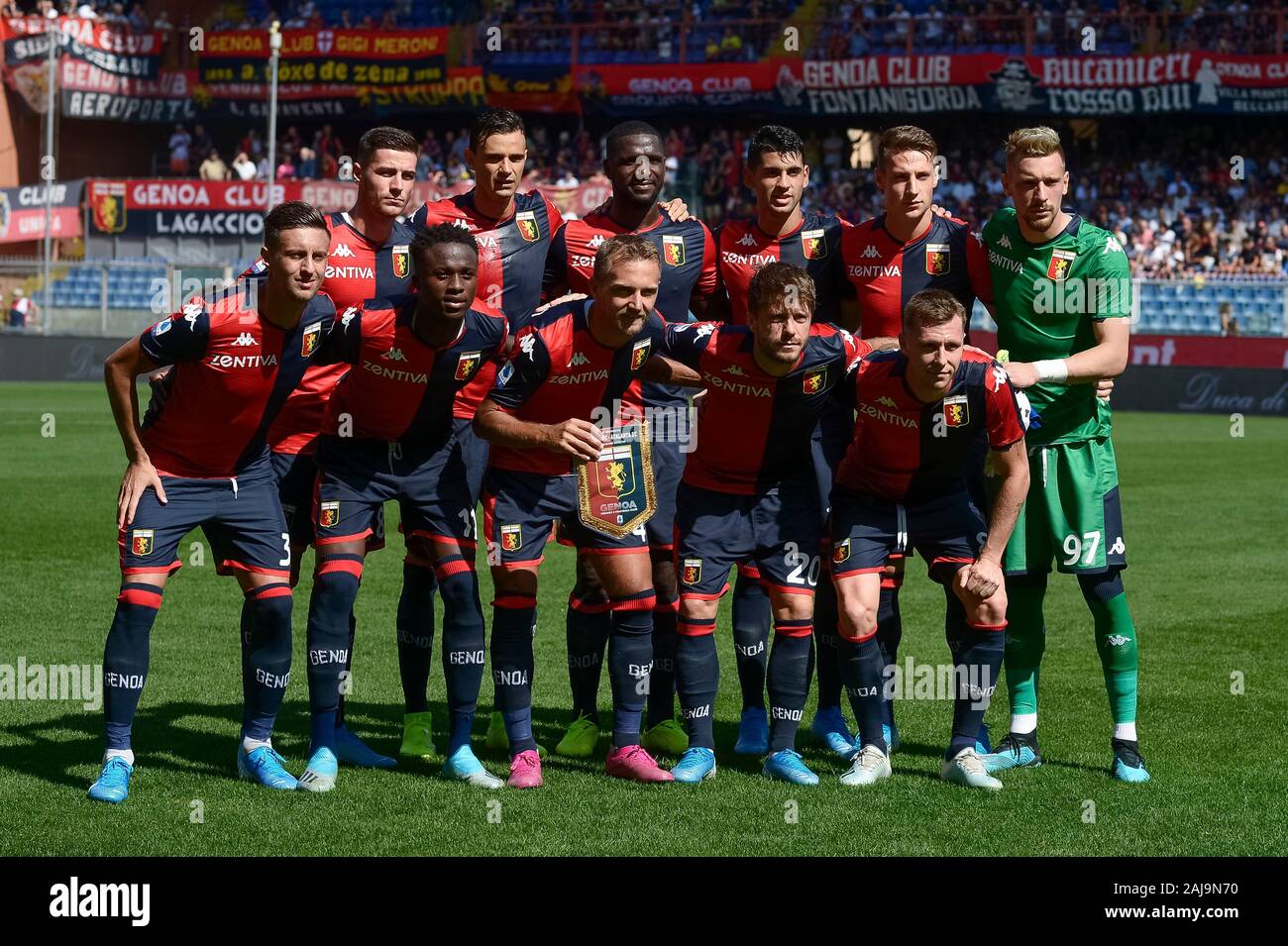 Schöne pose hi-res stock photography and images - Alamy