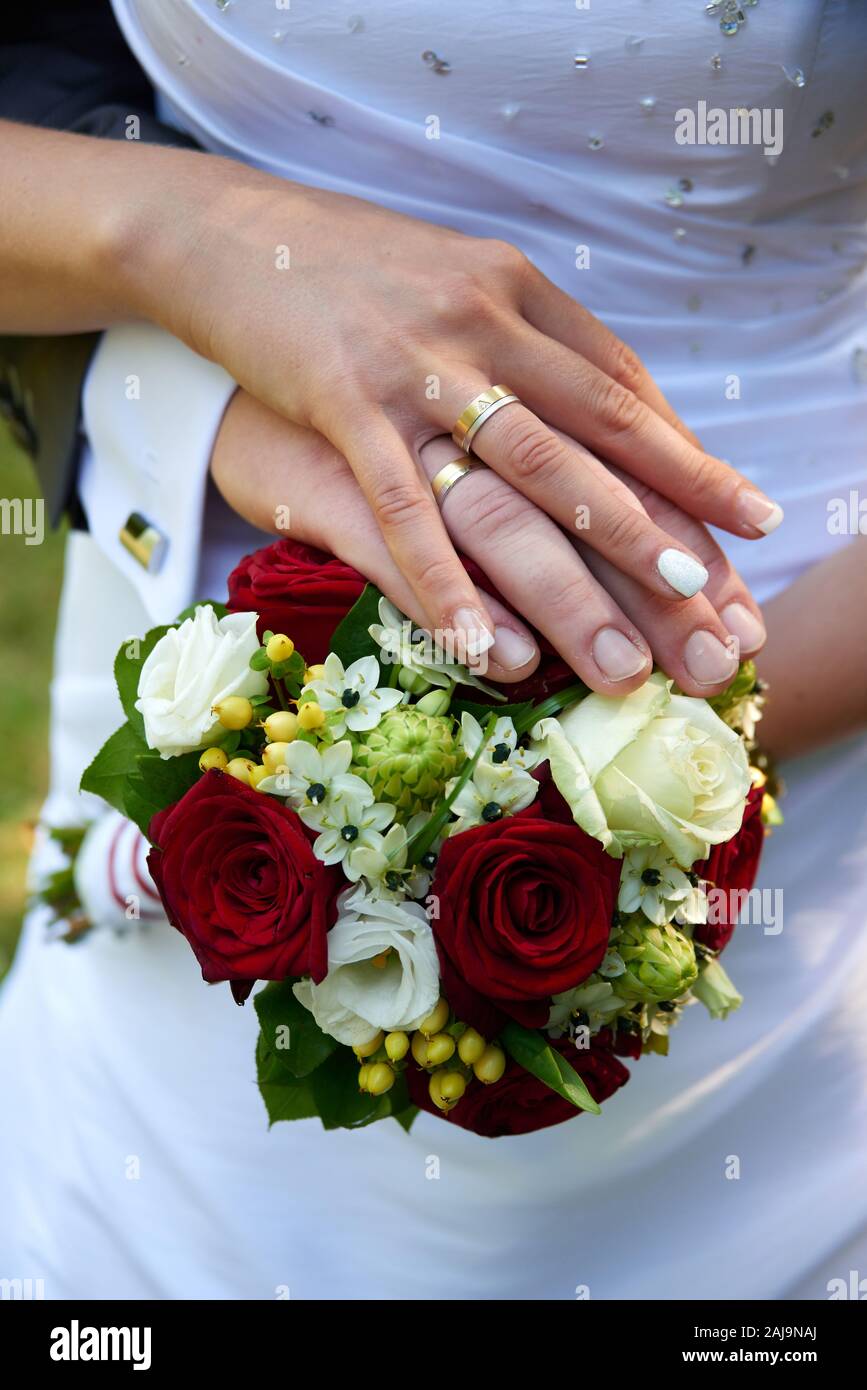 wedding couple hand in hand Stock Photo - Alamy