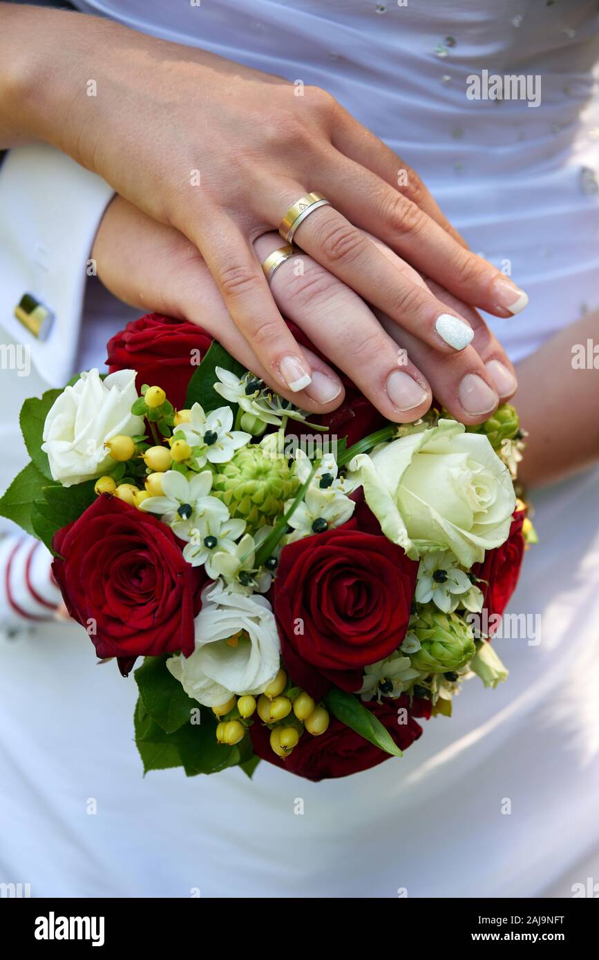 wedding couple hand in hand Stock Photo - Alamy