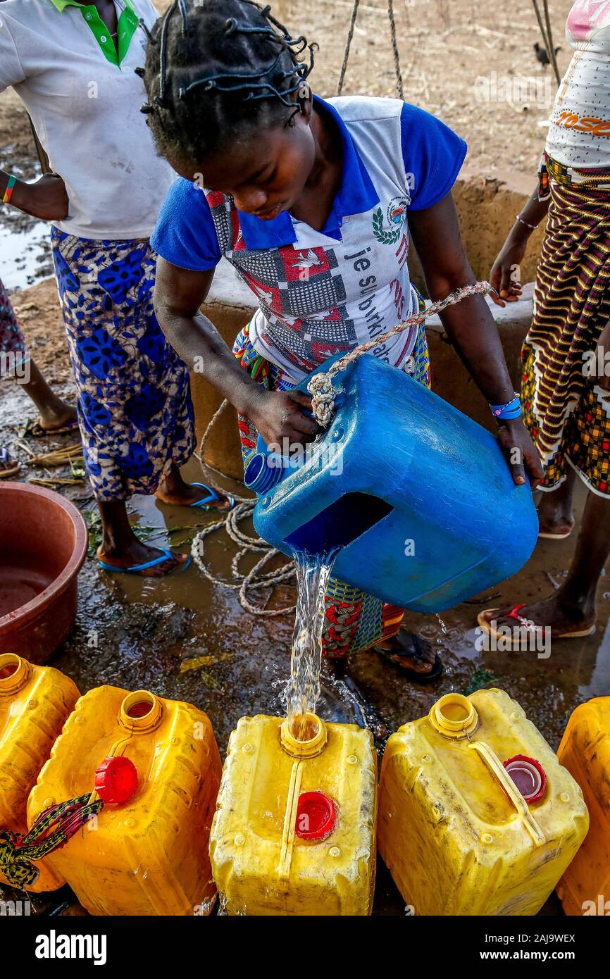 Girls fetching water hi-res stock photography and images - Alamy
