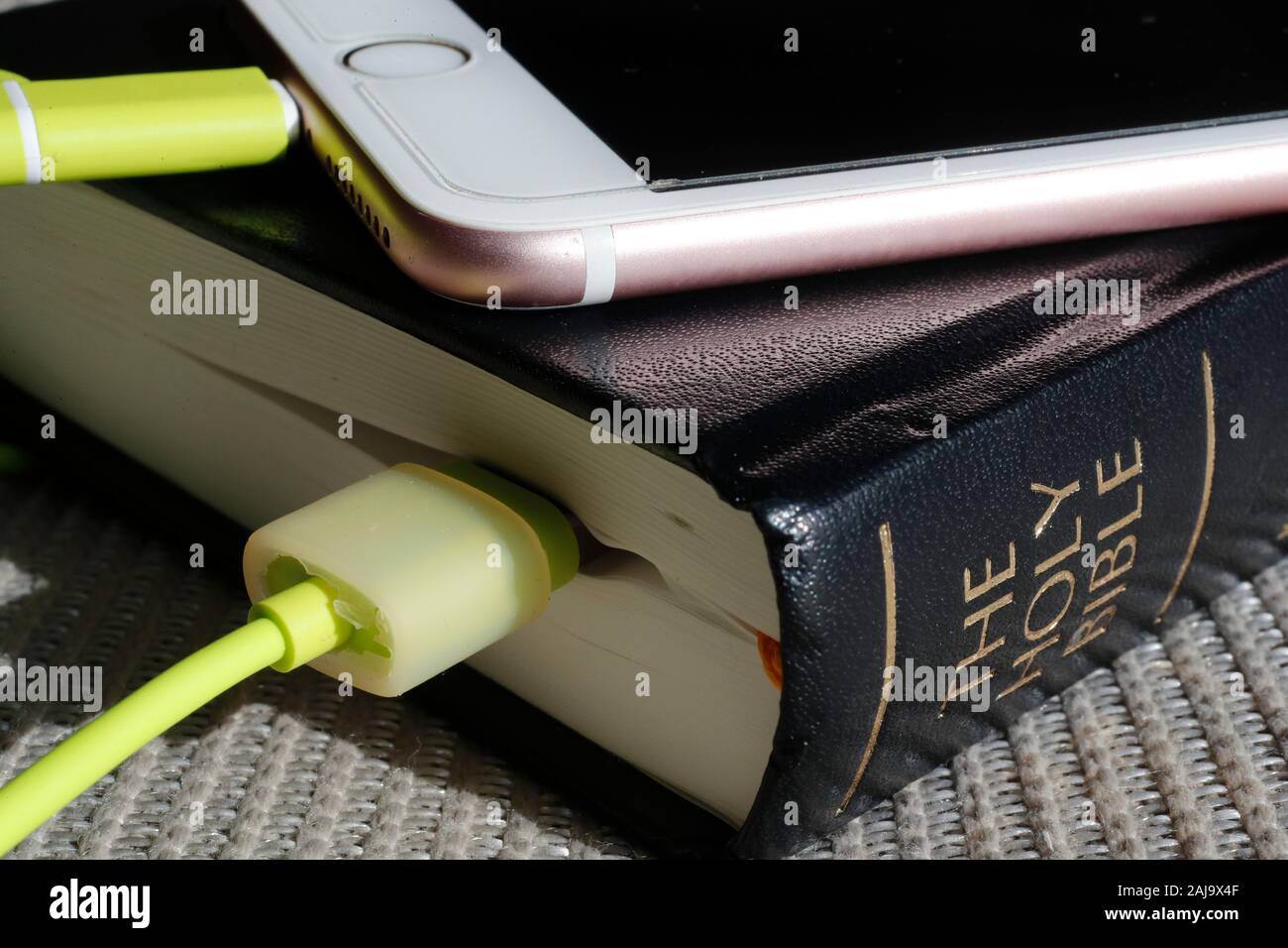 Paper bible and digital bible app on smartphone Stock Photo - Alamy