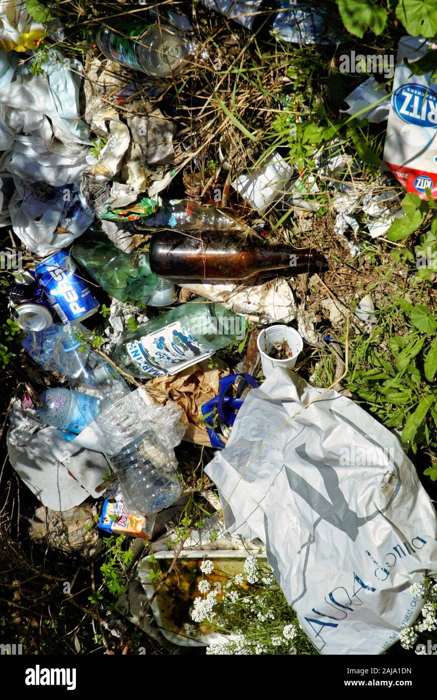 Throwing garbage italy hi-res stock photography and images - Alamy