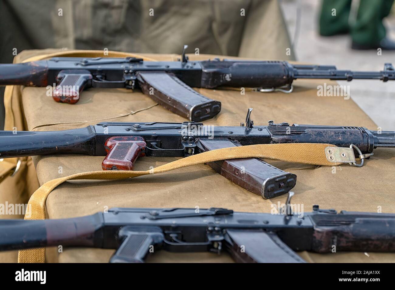 Kalashnikov assault rifles on the table. Russian weapon Stock Photo - Alamy