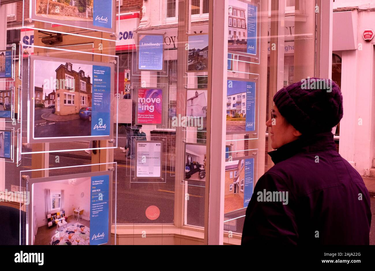 Estate agent shop front hi-res stock photography and images - Alamy