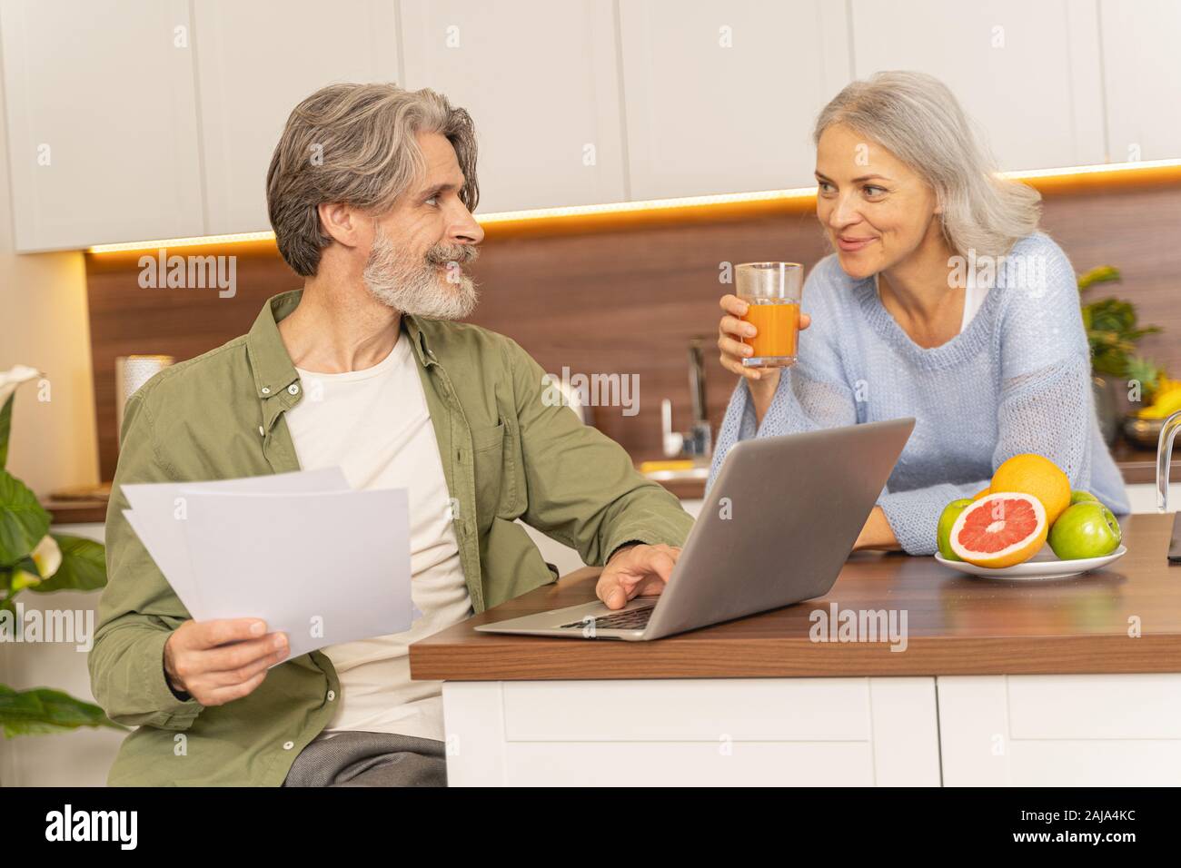 Smiling mature couple documents hi-res stock photography and images - Alamy