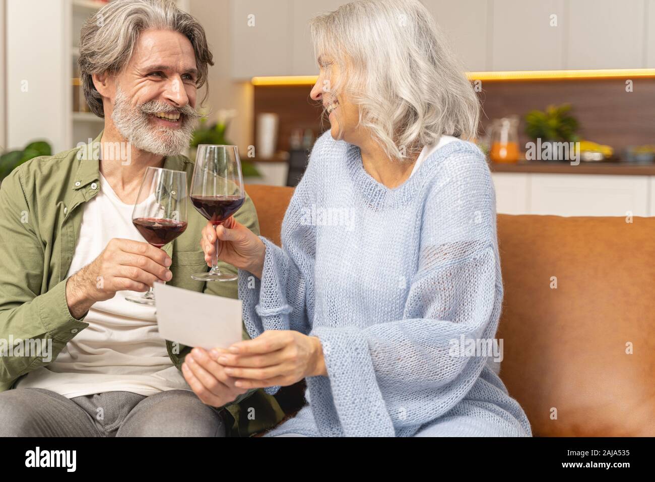 People staring at each other hi-res stock photography and images - Alamy
