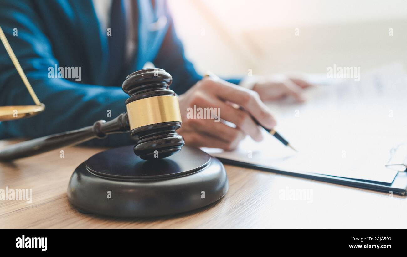 Judge reading documents hi-res stock photography and images - Alamy
