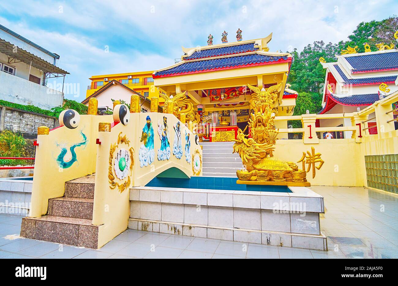 PHUKET, THAILAND - APRIL 30, 2019: The courtyard of Sam Sae Chu Hut ...