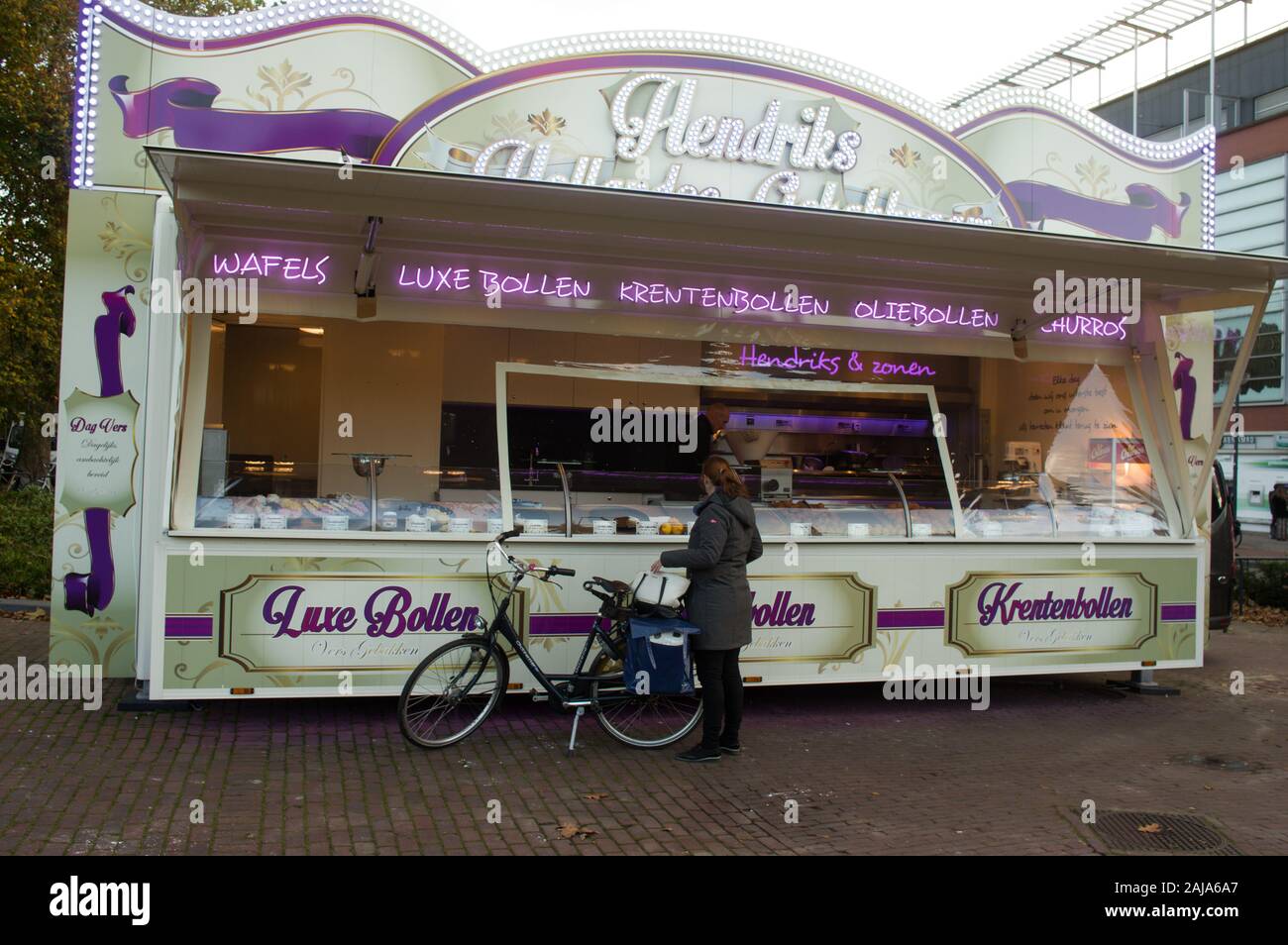 Doughnut vendor hi-res stock photography and images - Alamy