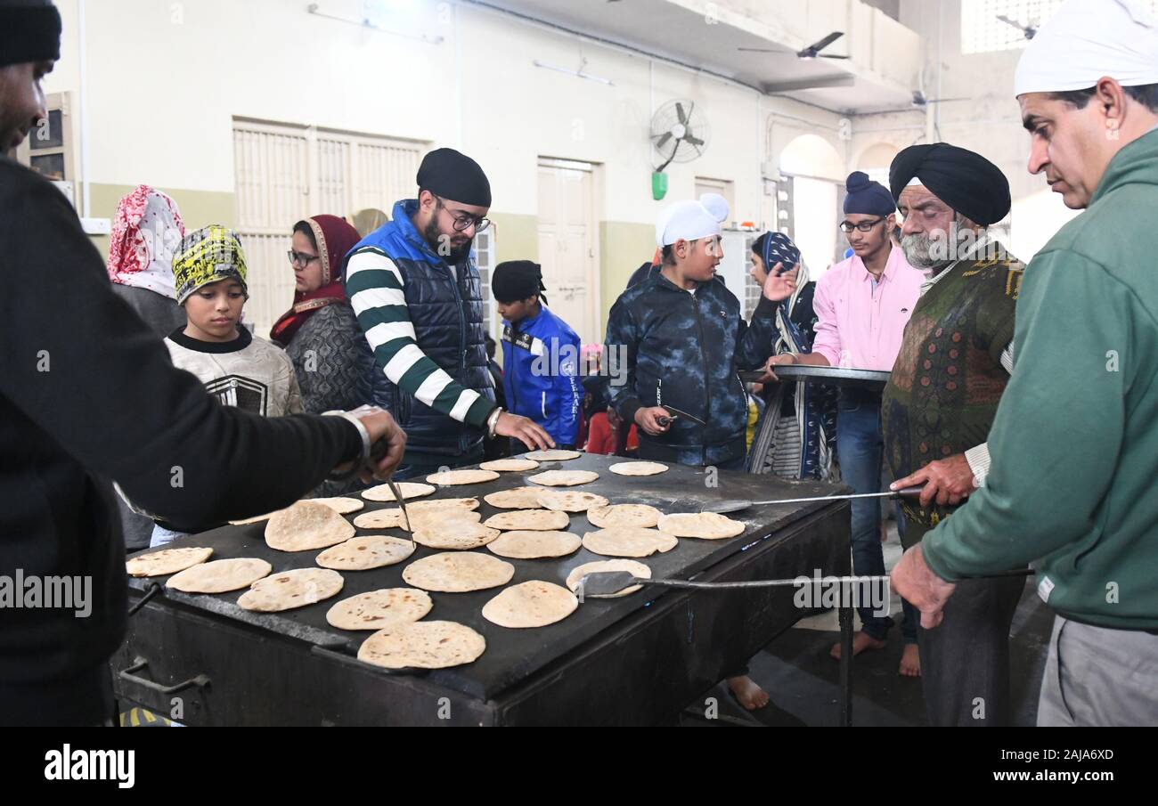 Kitchen langar in sikh gurdwara hi-res stock photography and images - Alamy