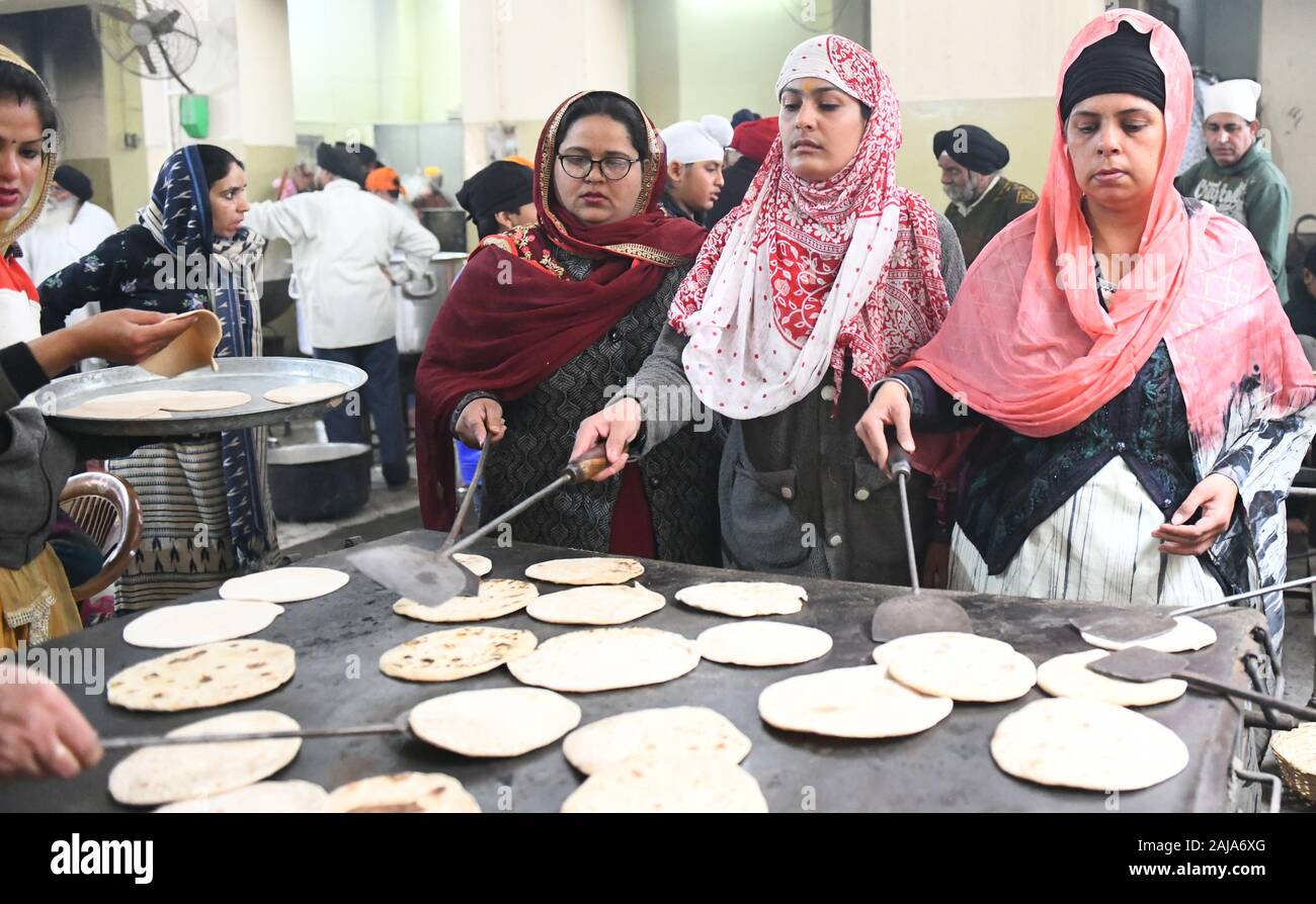 Kitchen langar in sikh gurdwara hi-res stock photography and images - Alamy