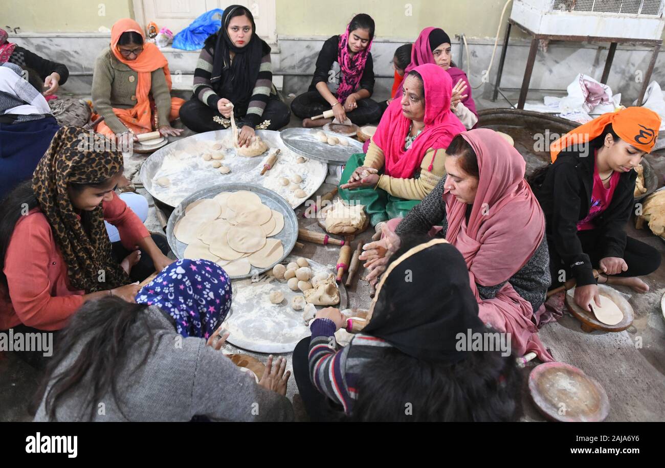 Kitchen langar in sikh gurdwara hi-res stock photography and images - Alamy