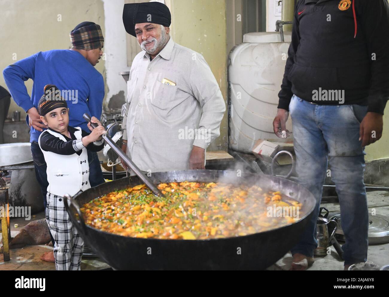 Kitchen langar in sikh gurdwara hi-res stock photography and images - Alamy
