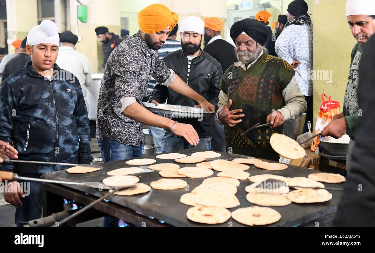 Kitchen langar in sikh gurdwara hi-res stock photography and images - Alamy