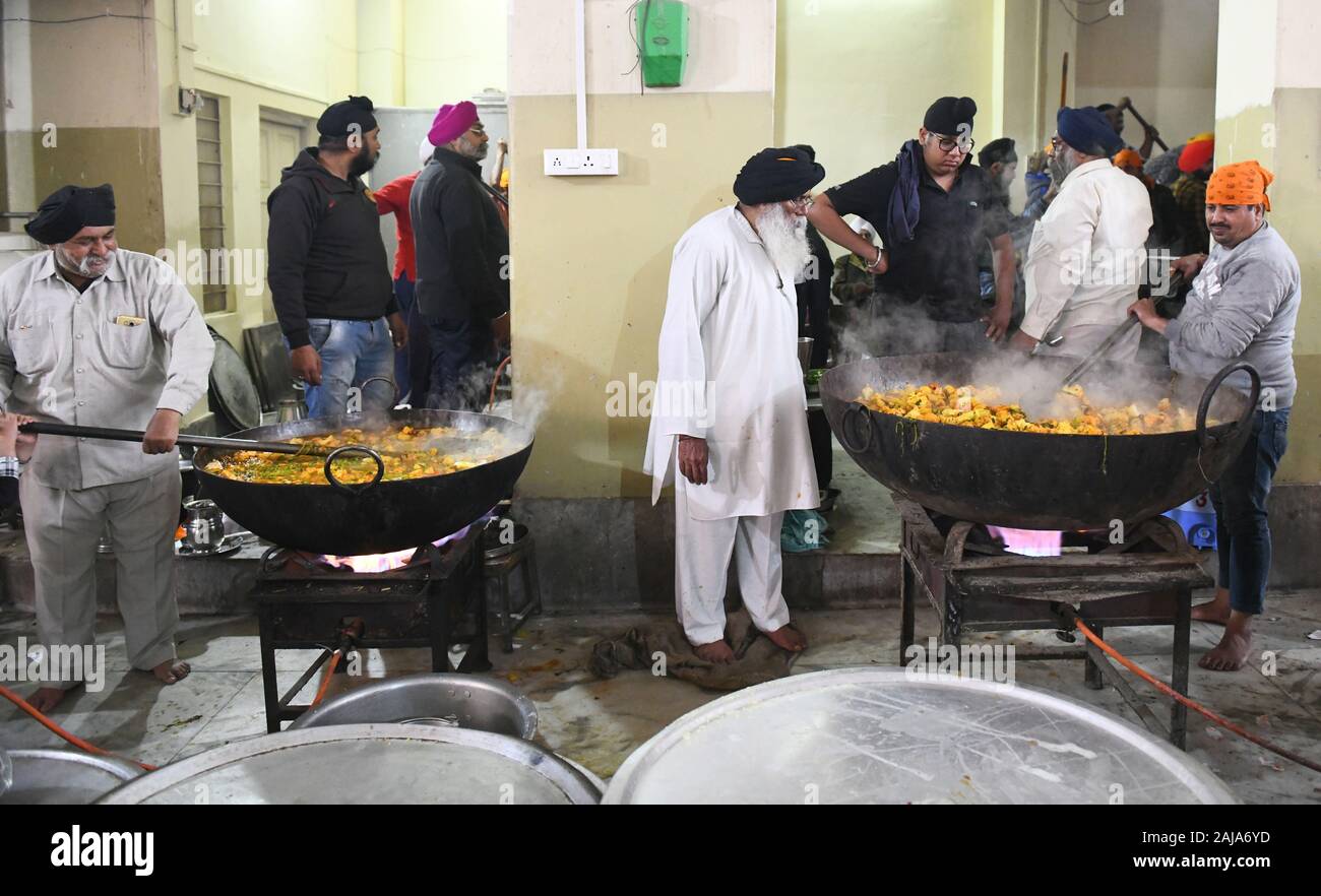Sikh women preparing food hi-res stock photography and images - Alamy