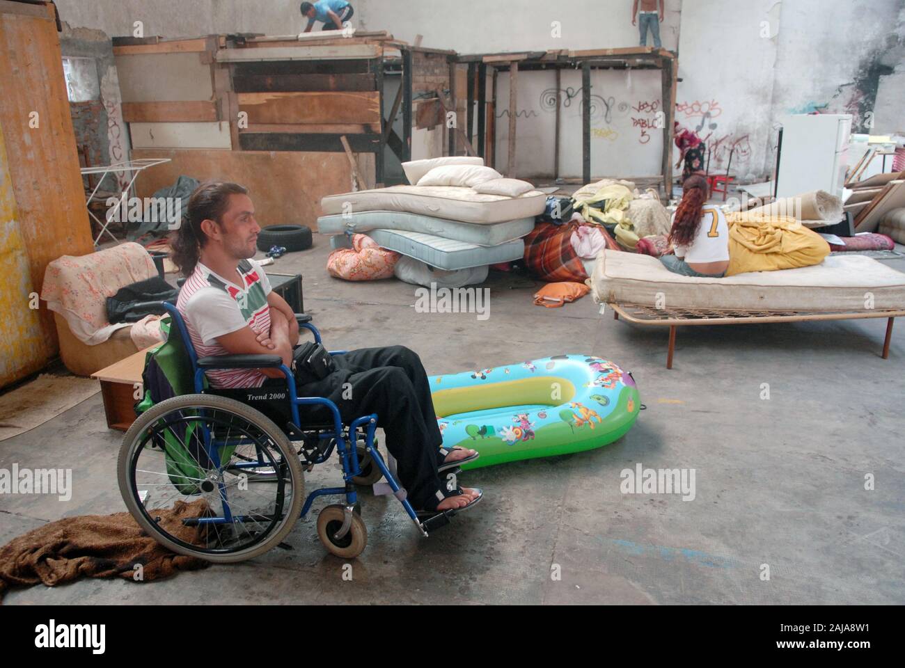 Roma gypsy gypsies family hi-res stock photography and images - Alamy