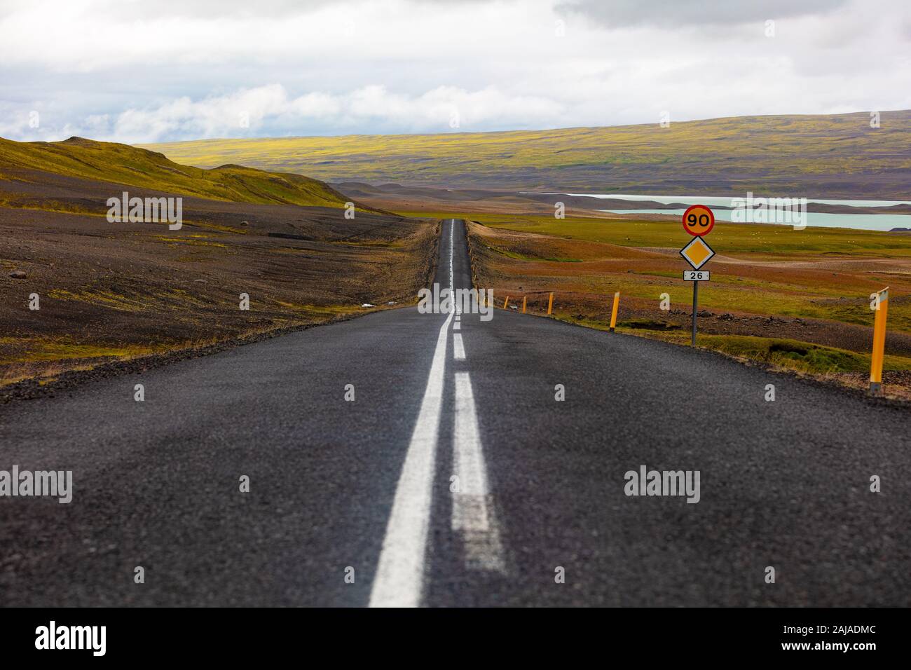 Horizontal road marking hi-res stock photography and images - Alamy
