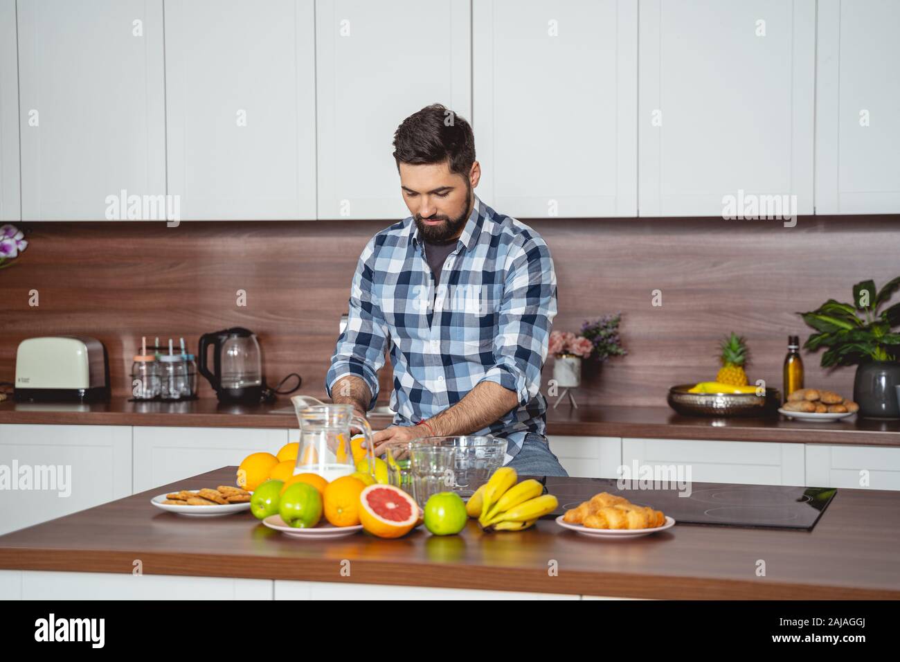 Man making breakfast hi-res stock photography and images - Alamy
