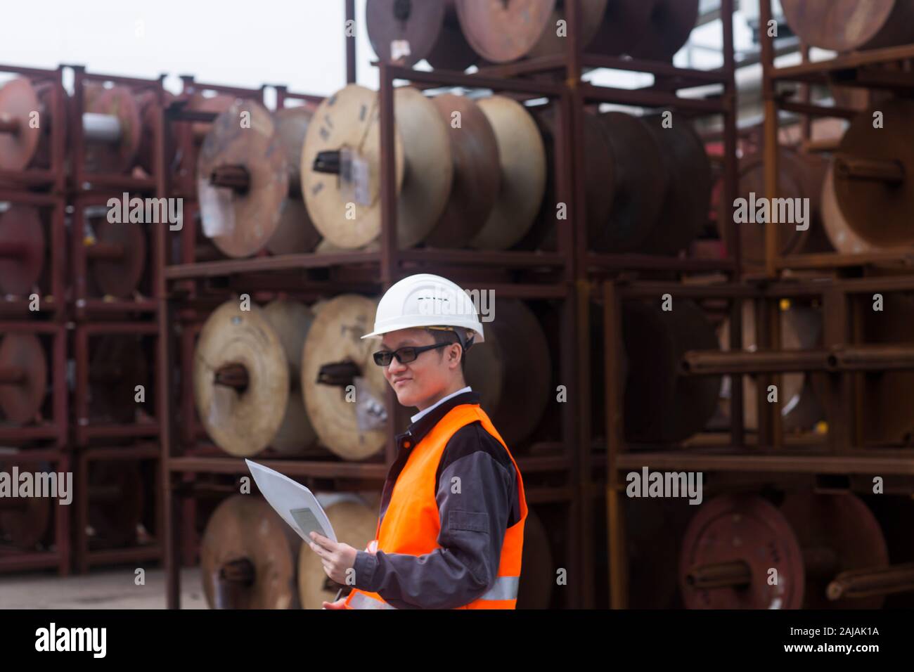 Wire worker hi-res stock photography and images - Alamy