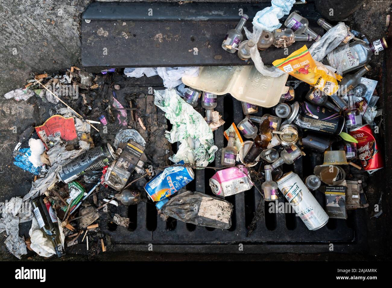 Rubbish on the streets hi-res stock photography and images - Alamy