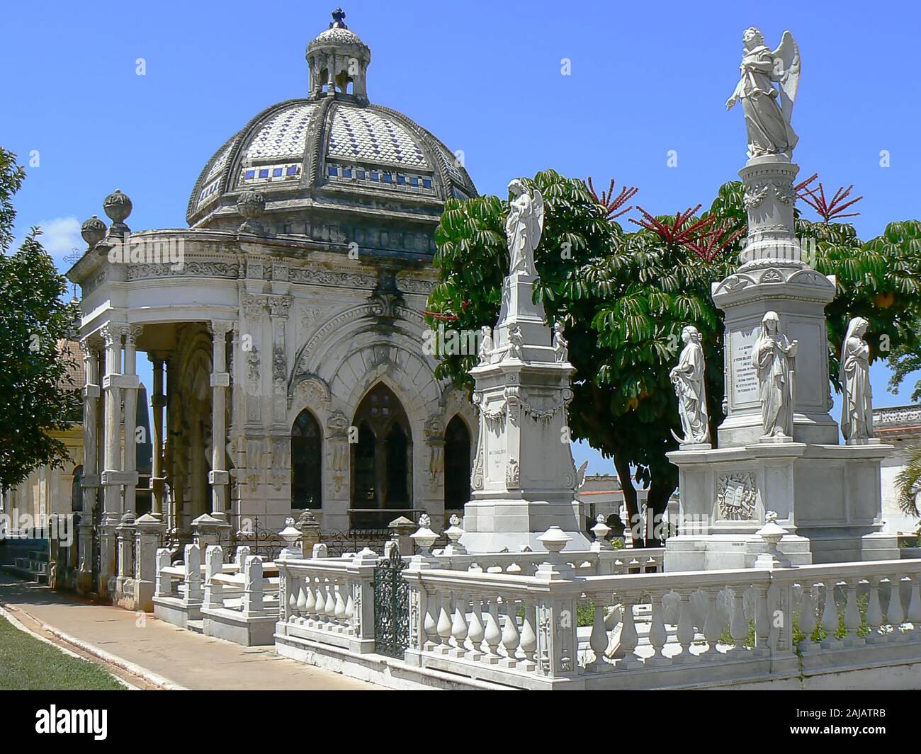 Havana building graves hi-res stock photography and images - Alamy