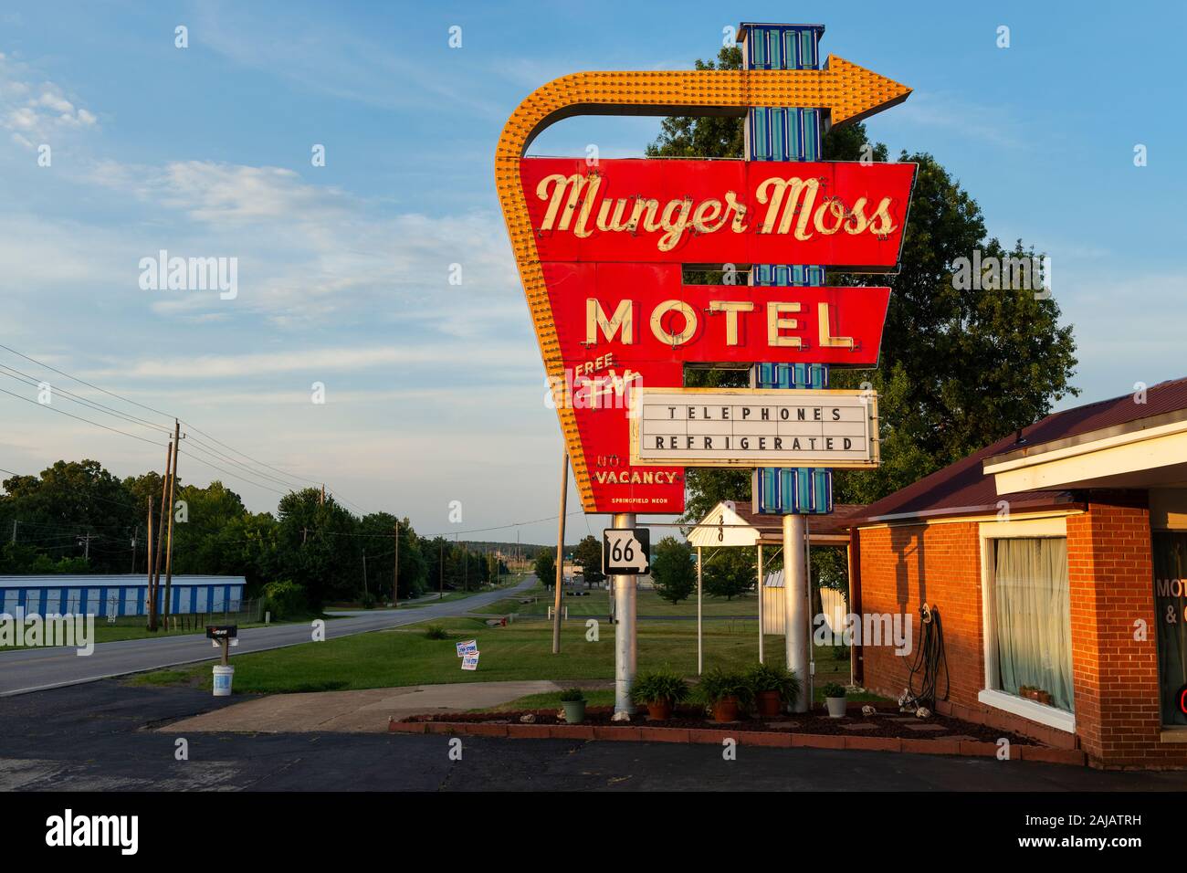 Motel neon sign hi-res stock photography and images - Alamy