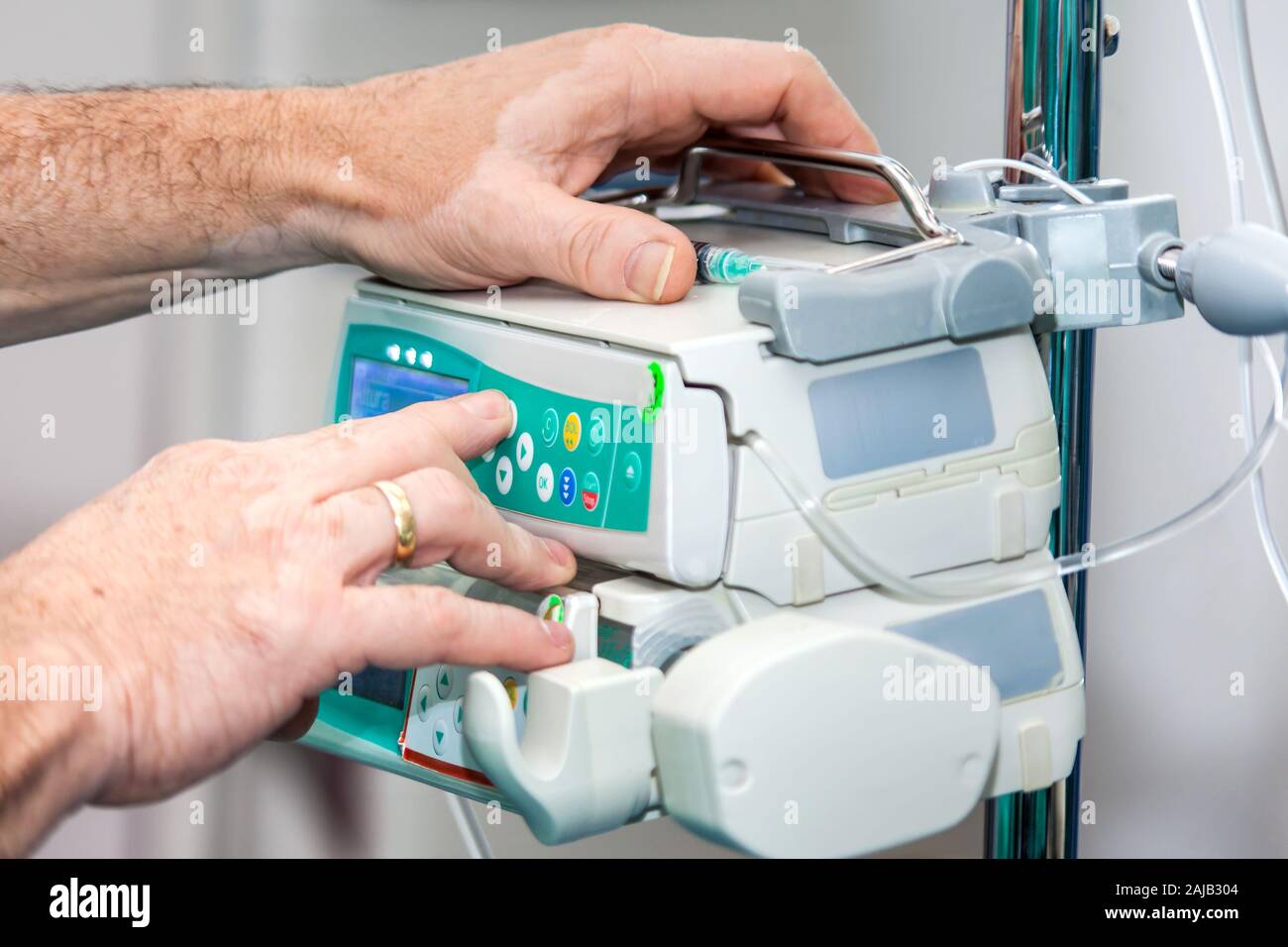 Anesthetist at a operating room setting the anesthesia machine Stock ...