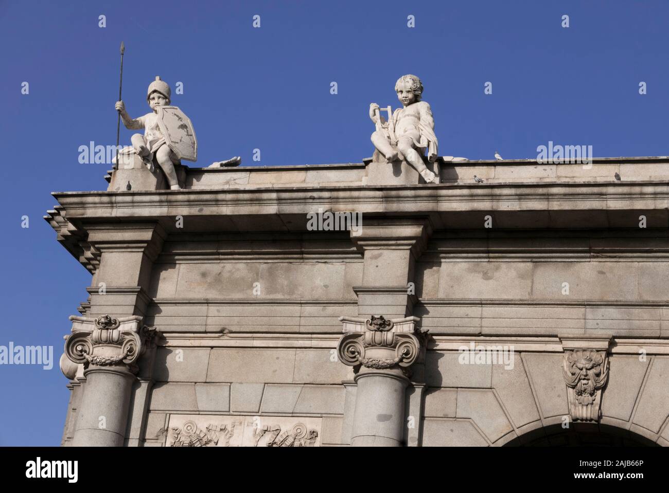 Tourists in alcala gate hi-res stock photography and images - Alamy