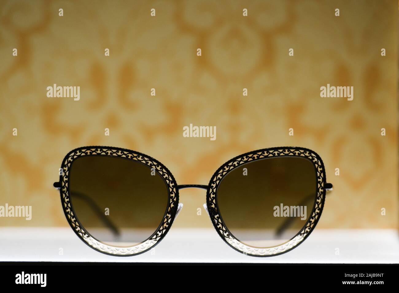 Sunglasses window display hi-res stock photography and images - Alamy