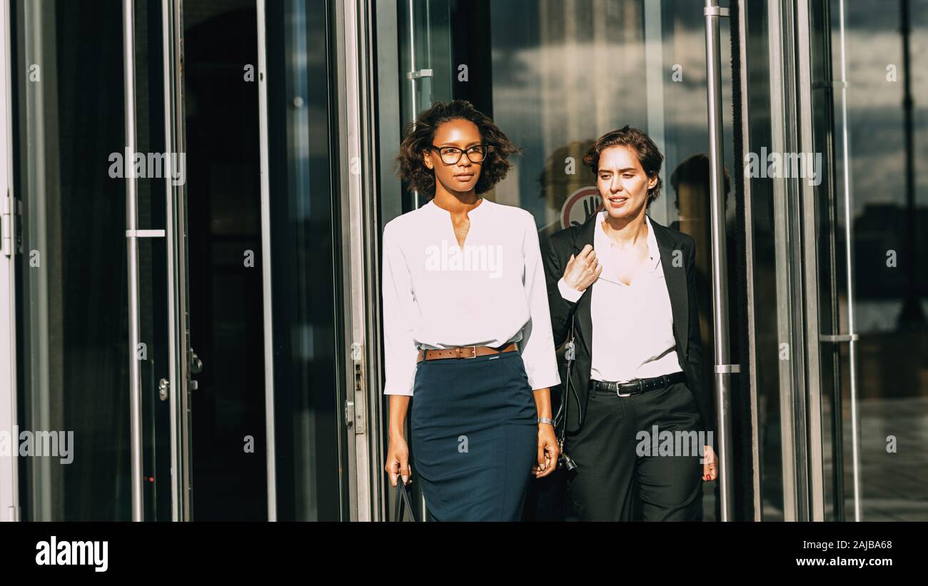 Walking out of office building hi-res stock photography and images - Alamy