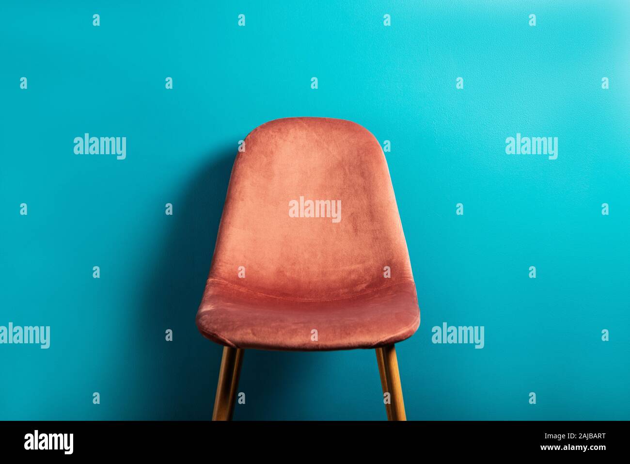 Bright pink lounge chair hi-res stock photography and images - Alamy