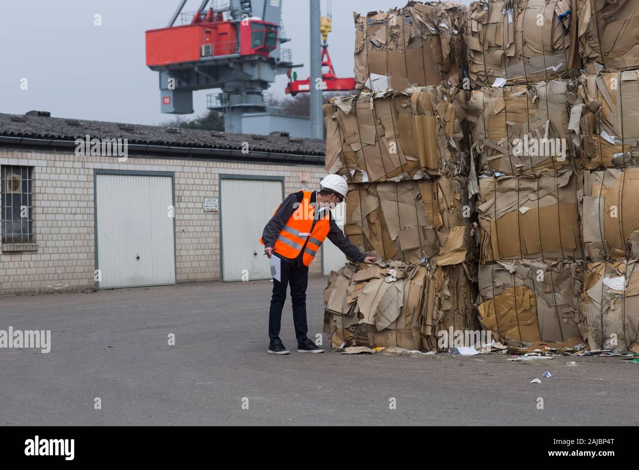 Paper recycling worker hi-res stock photography and images - Alamy