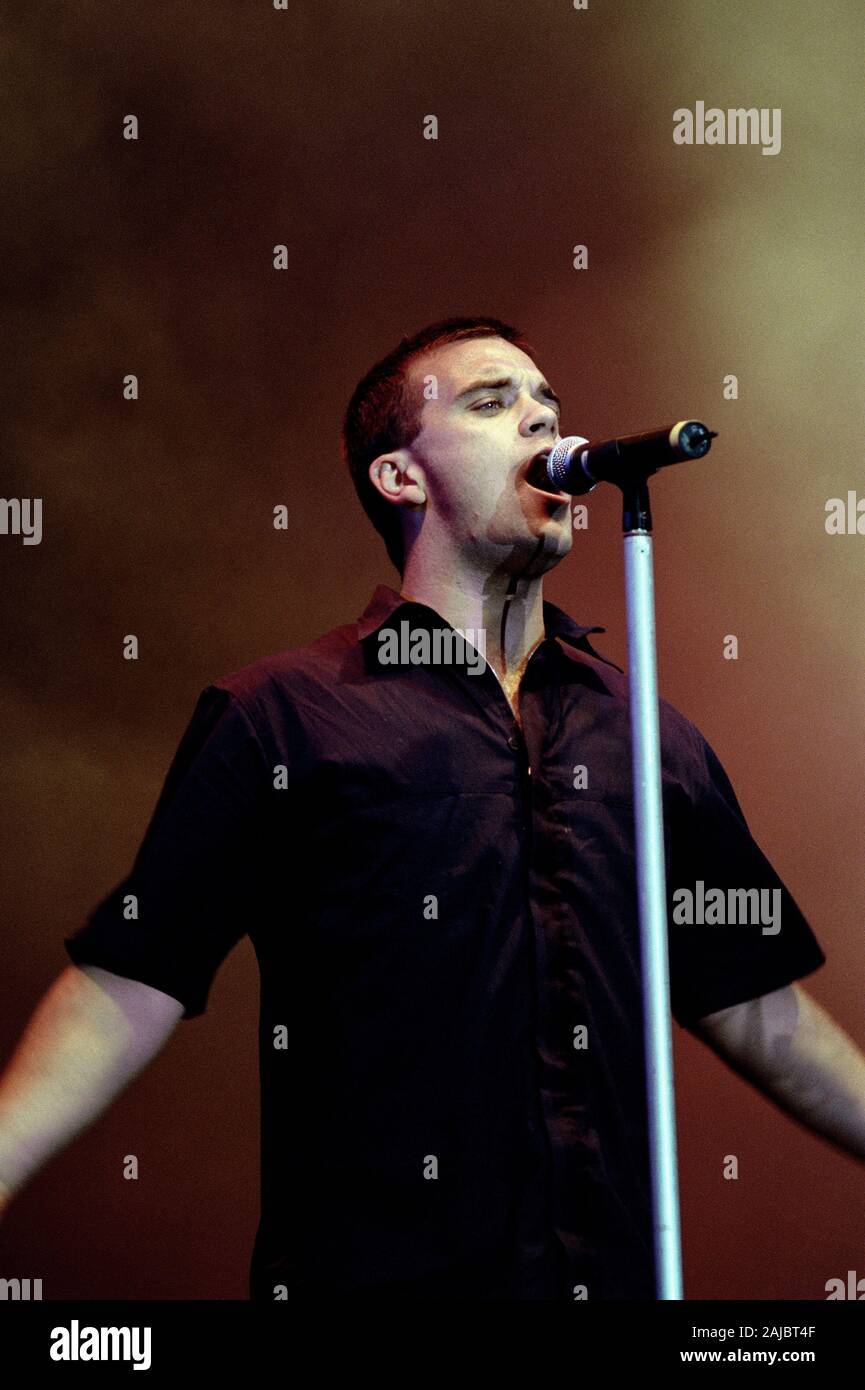 Robbie williams 1999 hi-res stock photography and images - Alamy