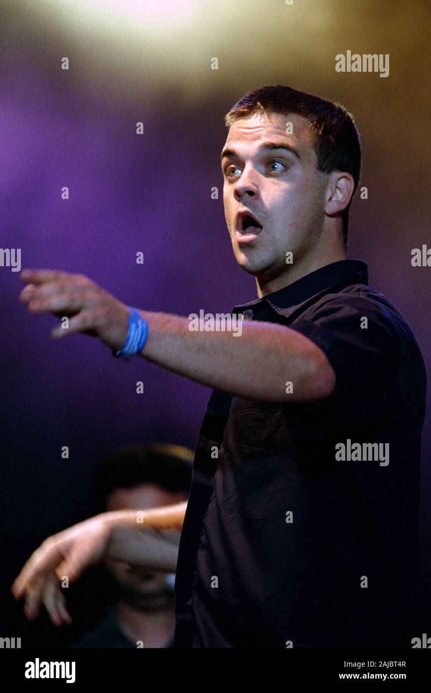 Robbie williams 1999 hi-res stock photography and images - Alamy