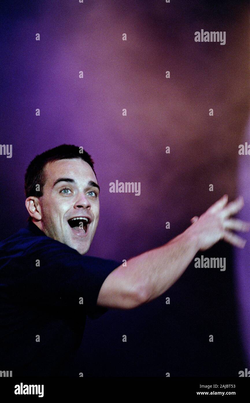 Robbie williams 1999 hi-res stock photography and images - Alamy