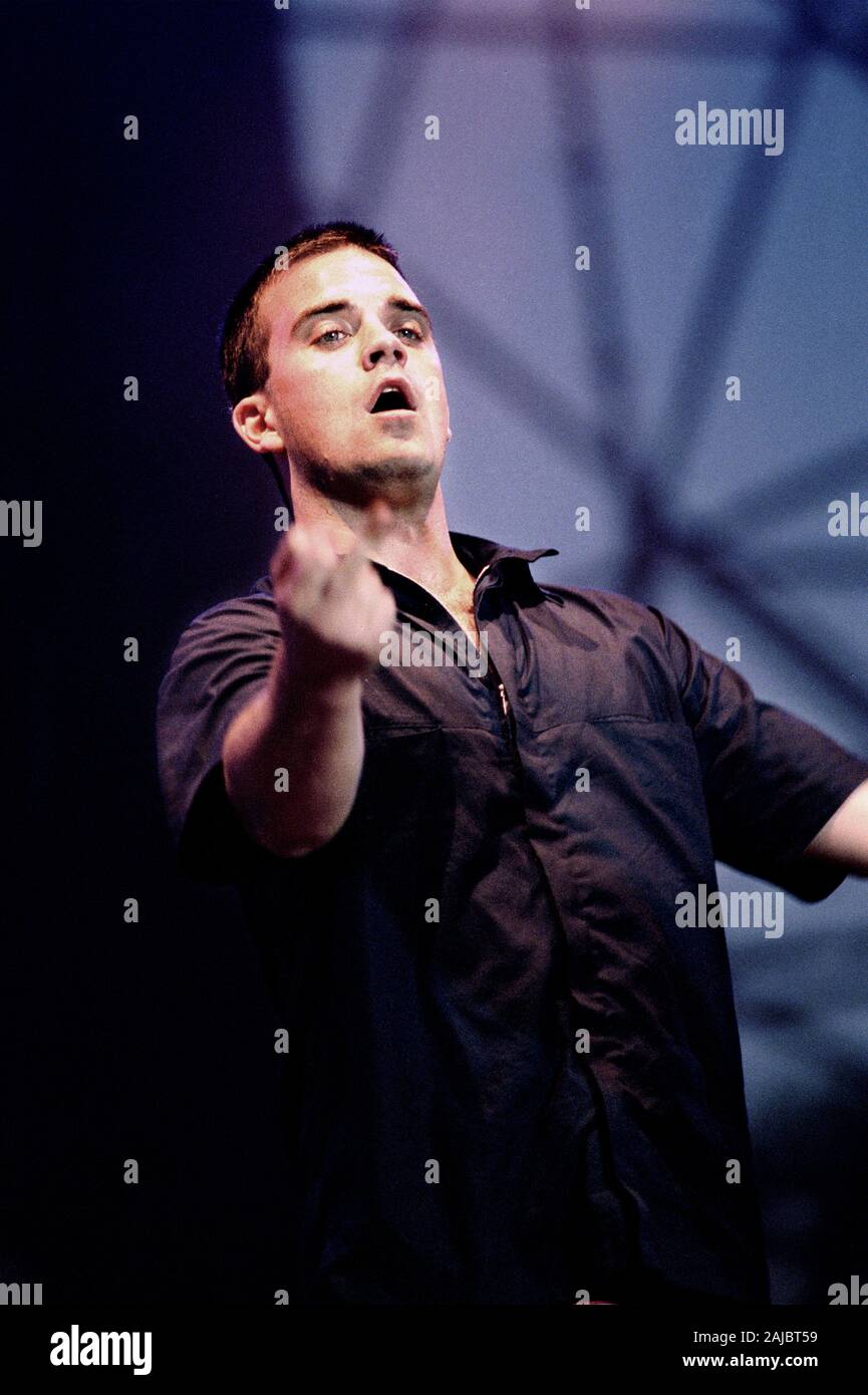 Robbie williams 1999 hi-res stock photography and images - Alamy