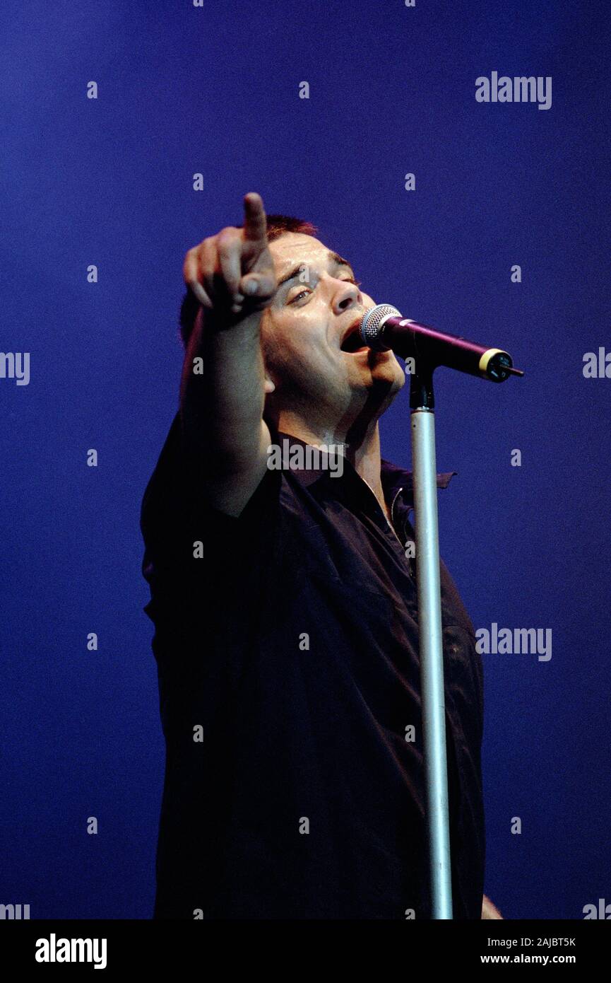 Robbie williams 1999 hi-res stock photography and images - Alamy