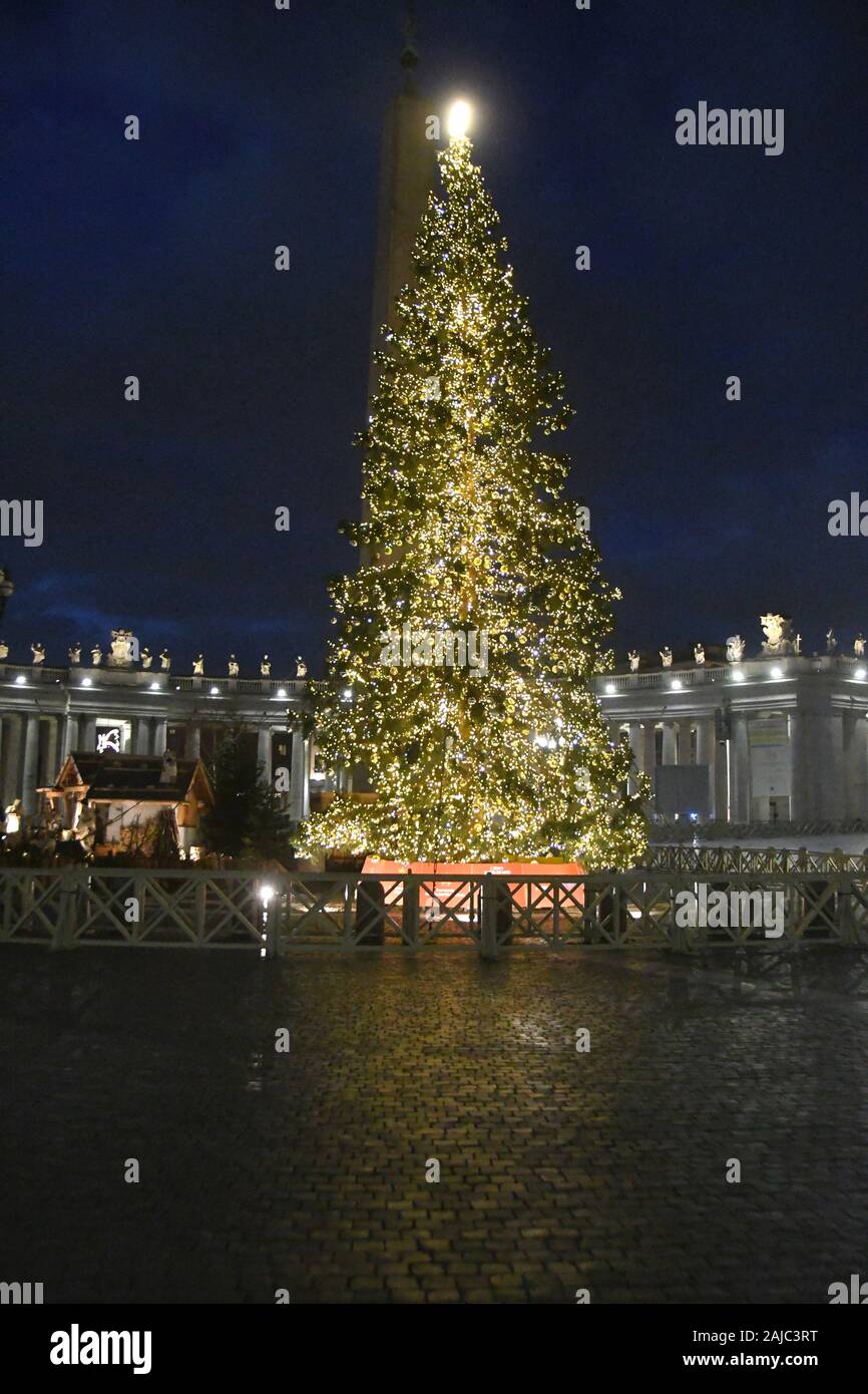 Rome Italy Basilica of Saint Peter - Christmas tree Credit: Giuseppe ...
