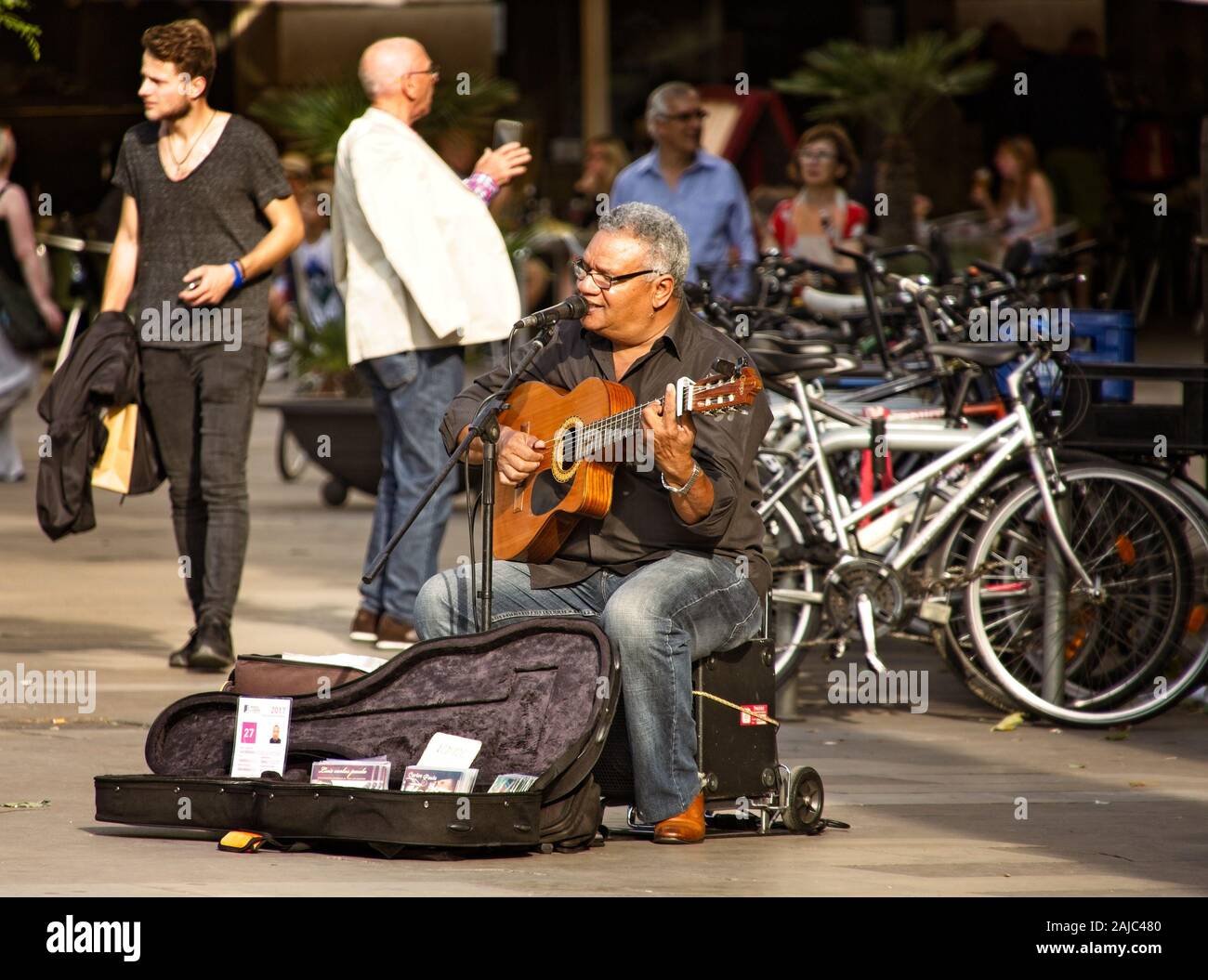 Barcelona spain street musician in hi-res stock photography and images ...