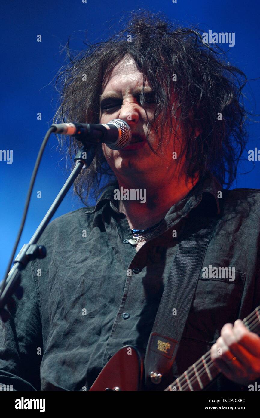 Robert smith 1989 hi-res stock photography and images - Alamy