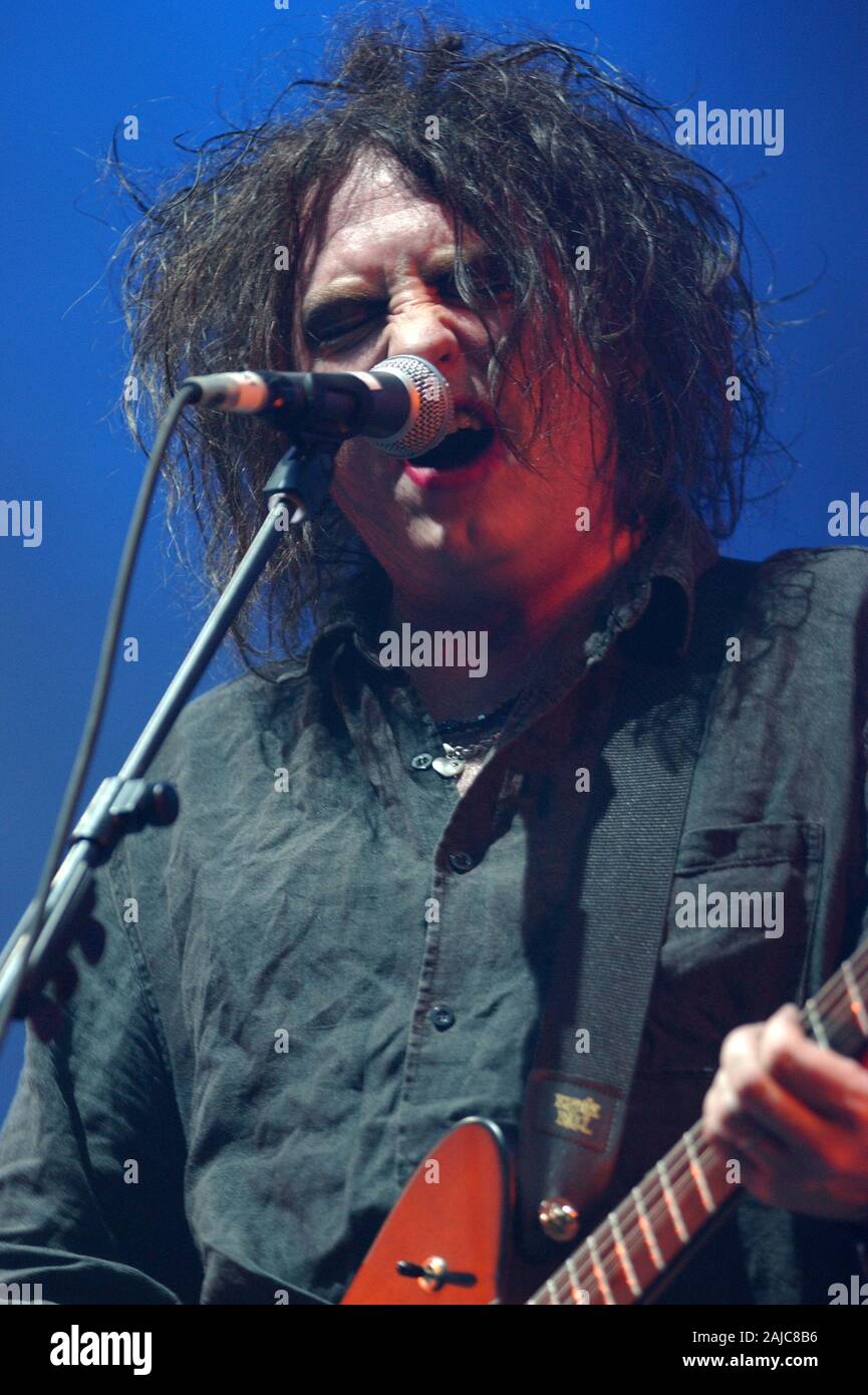 Robert smith the cure 1981 hi-res stock photography and images - Alamy