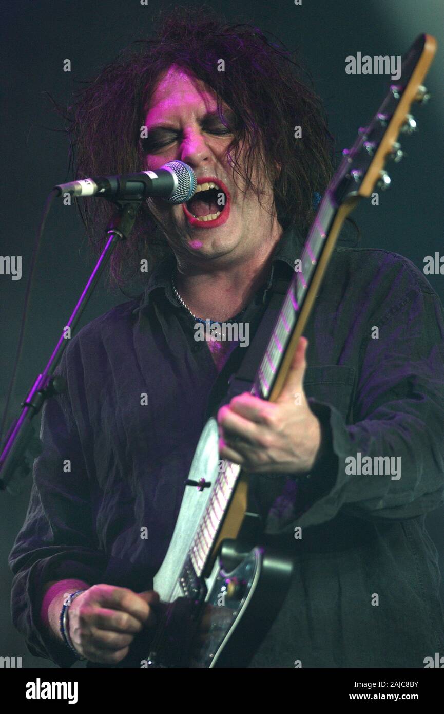 Robert smith 1989 hi-res stock photography and images - Alamy