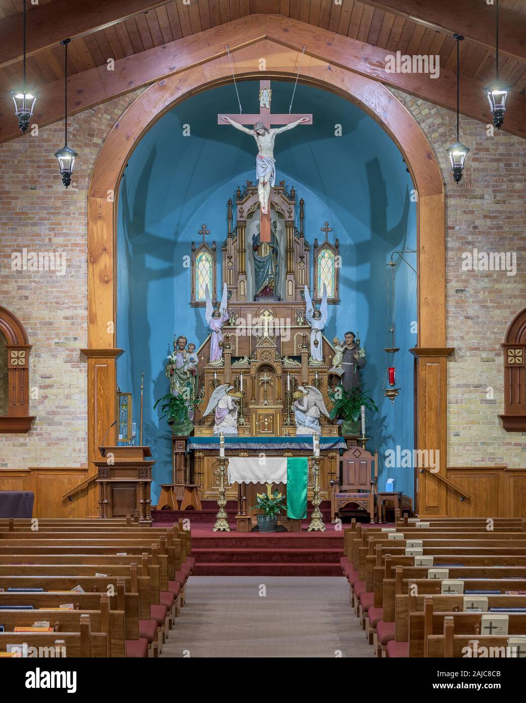 Catholic church altar sanctuary hi-res stock photography and images - Alamy