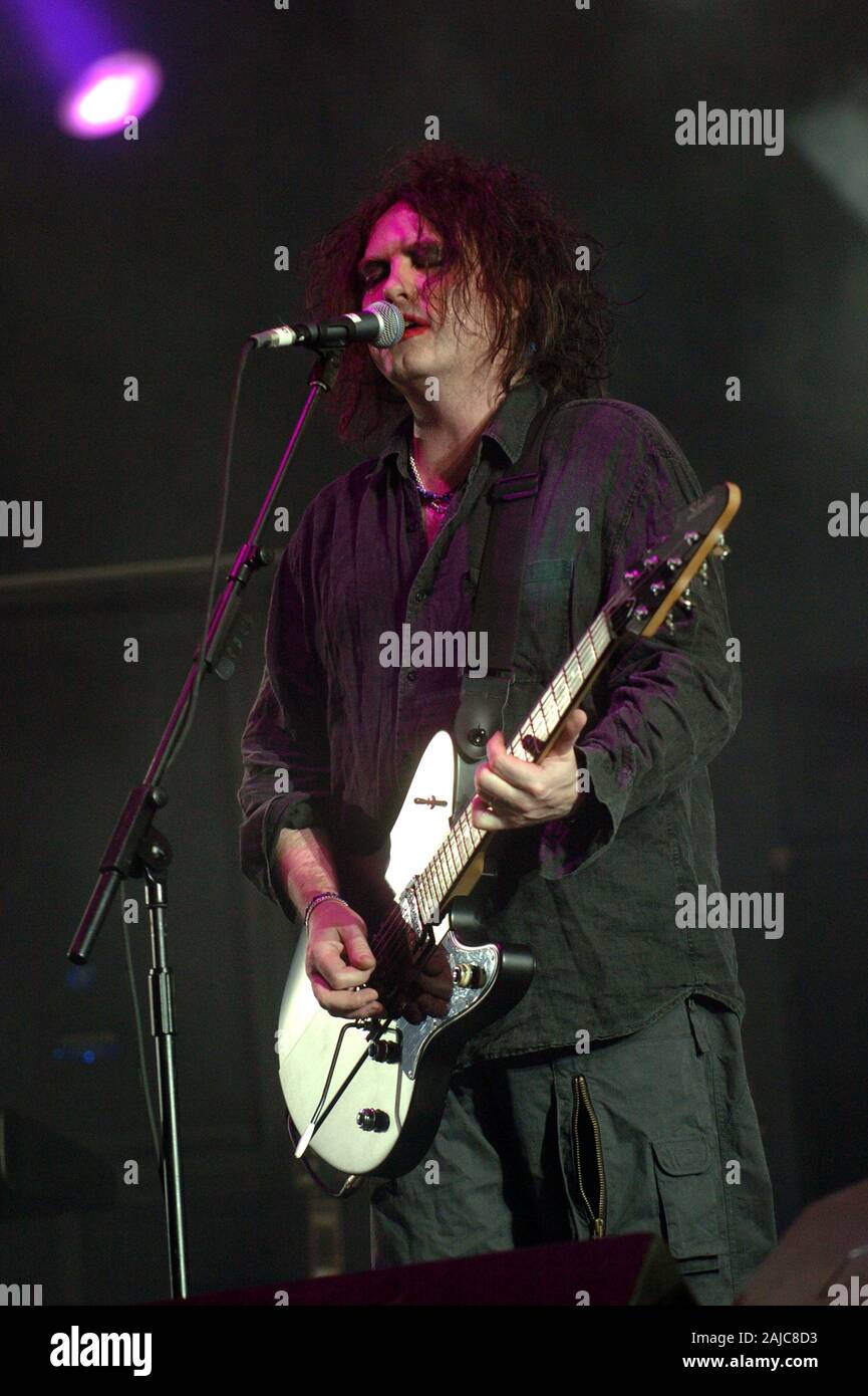 Cure robert smith 1981 hi-res stock photography and images - Alamy