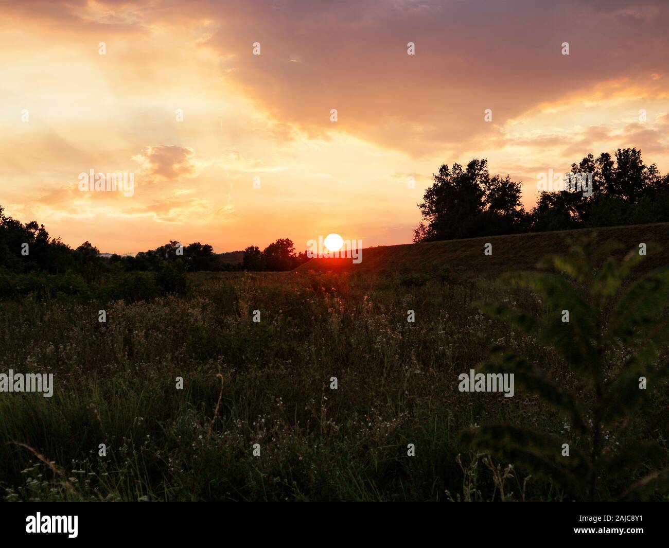 Golden sunset going behind hi-res stock photography and images - Alamy