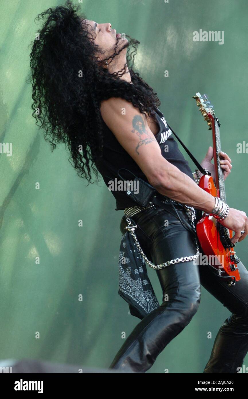 Slash saul hudson hi-res stock photography and images - Alamy