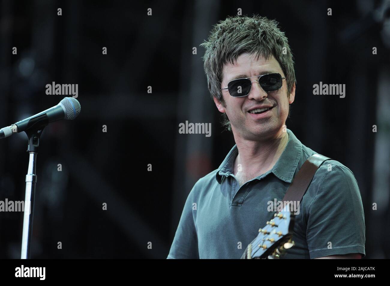Noel thomas david gallagher singer hi-res stock photography and images ...