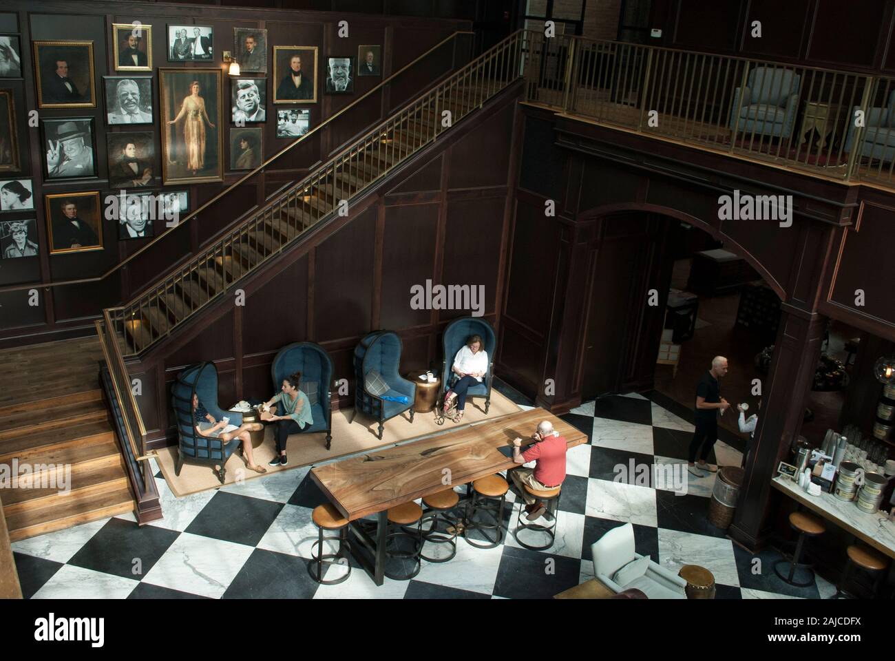 Group fancy restaurant hi-res stock photography and images - Alamy