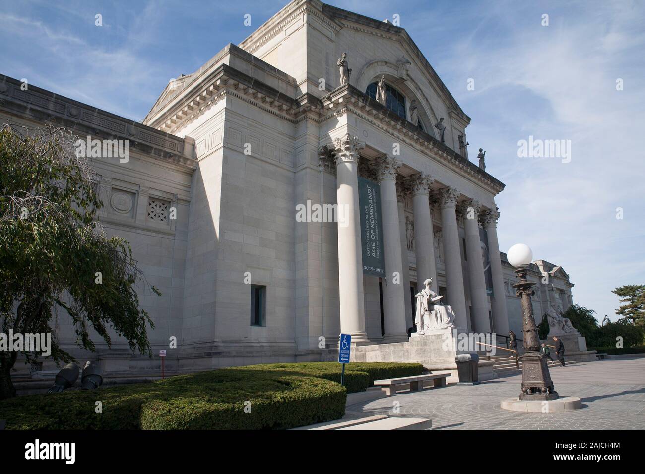 Front view of St Louis Art Museum with statue of King Louis IX of ...