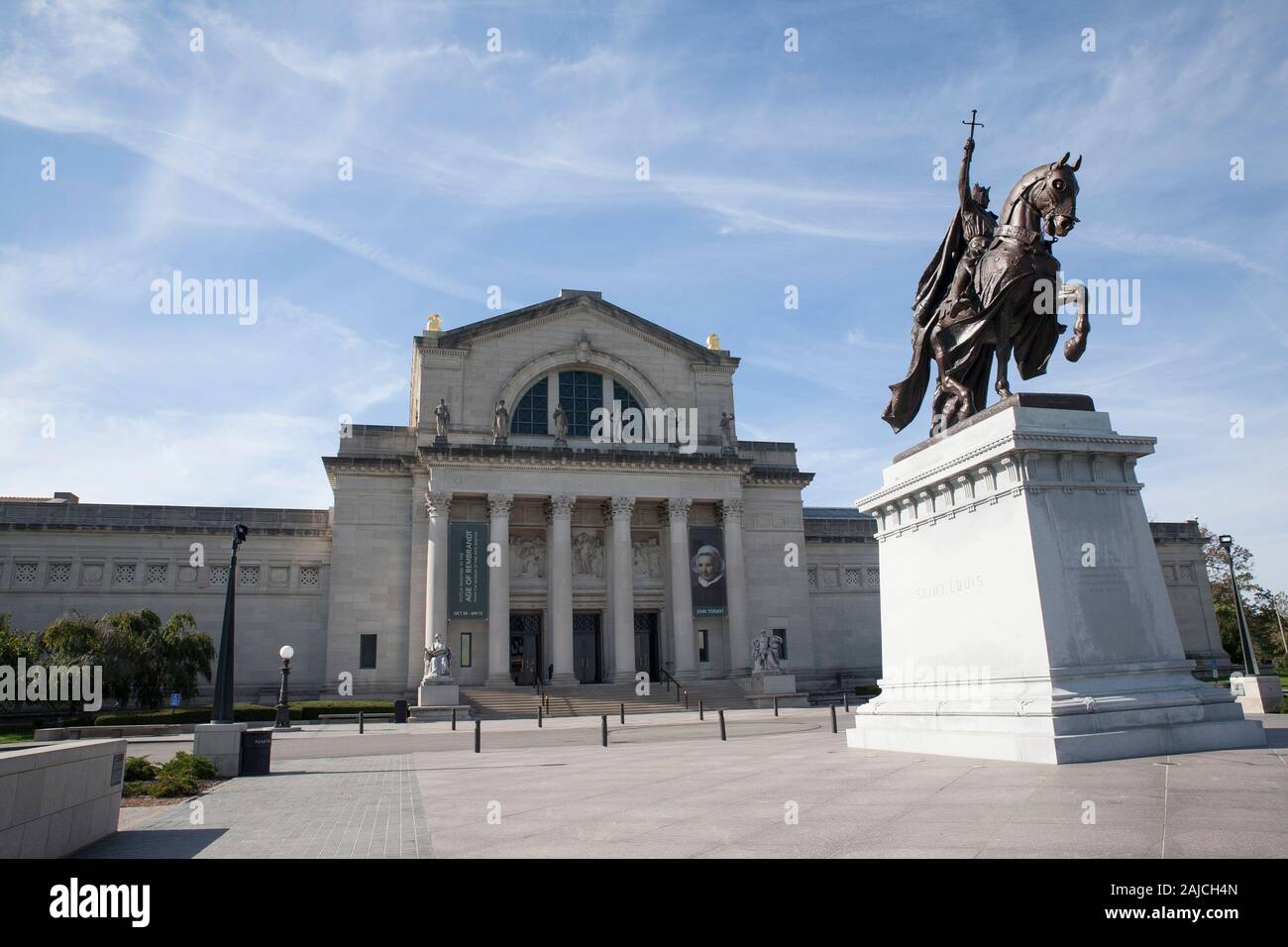 Front view of St Louis Art Museum with statue of King Louis IX of ...